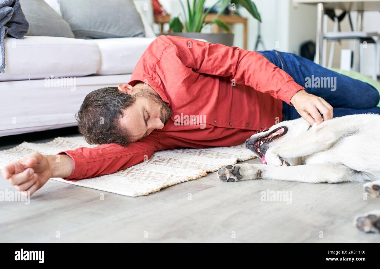 Relaxing with dog hi-res stock photography and images - Alamy
