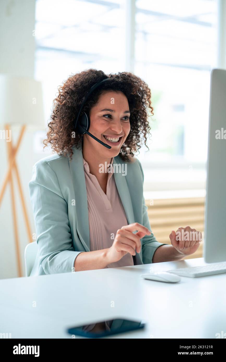 Happy customer service hi-res stock photography and images - Alamy