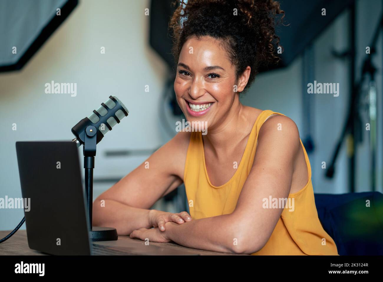 Radio presenter microphone hi-res stock photography and images - Alamy
