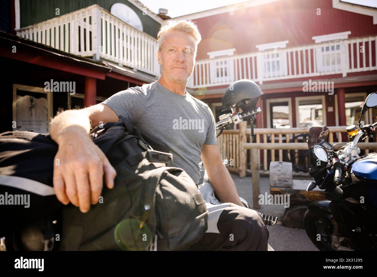 Man leaning on motorcycle hi-res stock photography and images - Alamy