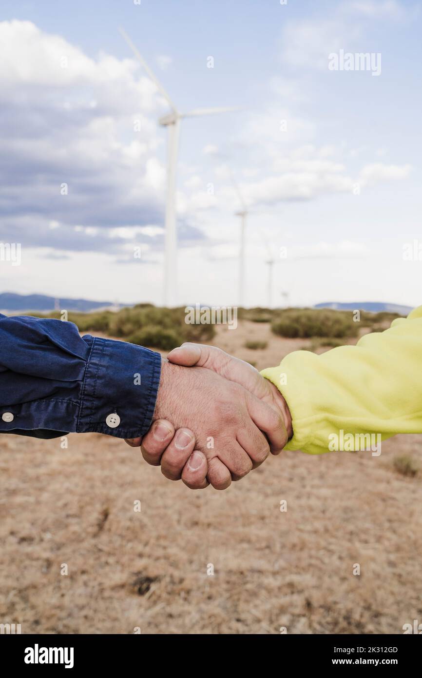 Handshake outdoors hi-res stock photography and images - Alamy