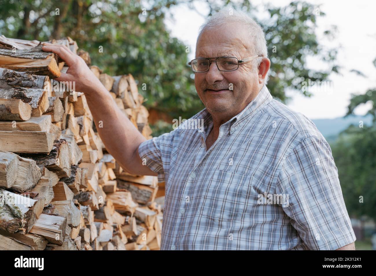 Senior men smiling hi-res stock photography and images - Alamy