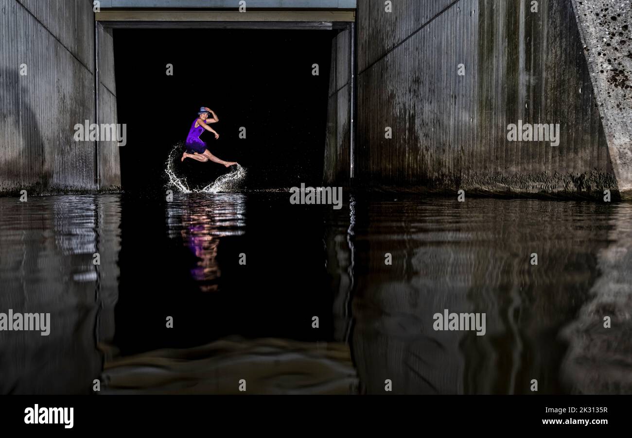 Night water surface hi-res stock photography and images - Alamy