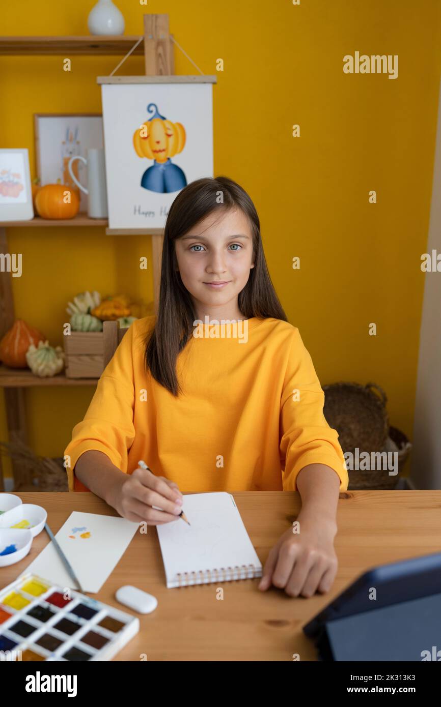 Girl sketch hi-res stock photography and images - Alamy