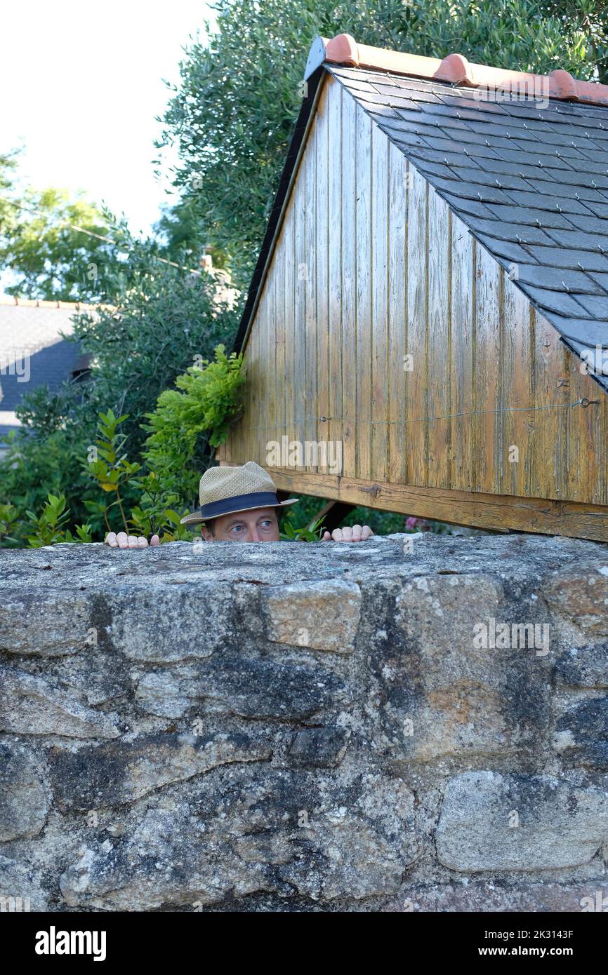 Man peeking out from behind wall hi-res stock photography and images ...