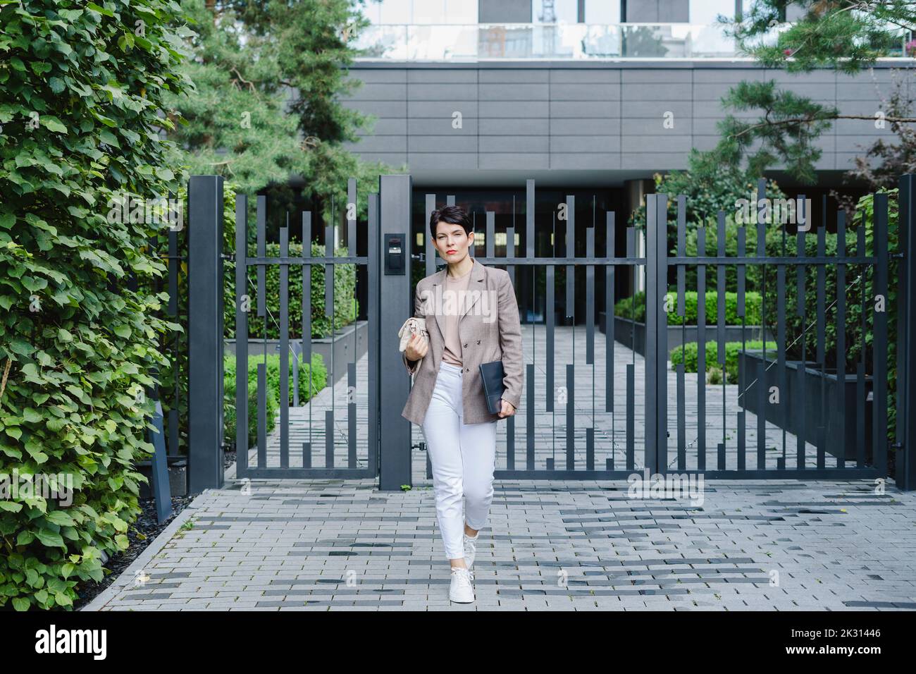 Footpath to gate hi-res stock photography and images - Alamy