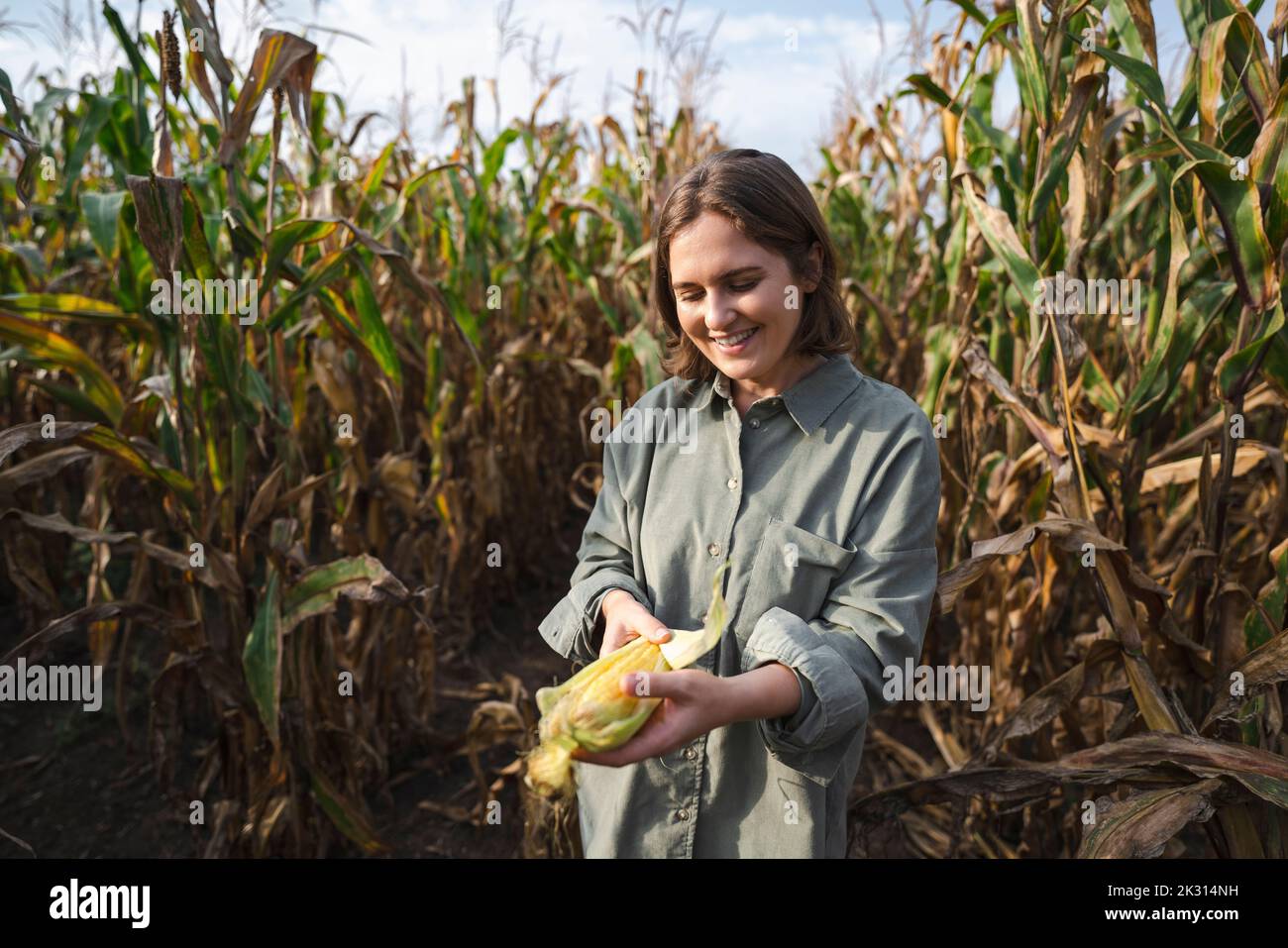 Woman holding corn cob hi-res stock photography and images - Alamy