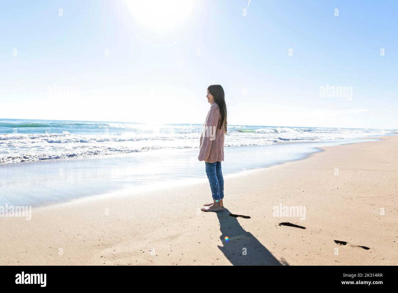 Looking over the horizon hi-res stock photography and images - Alamy