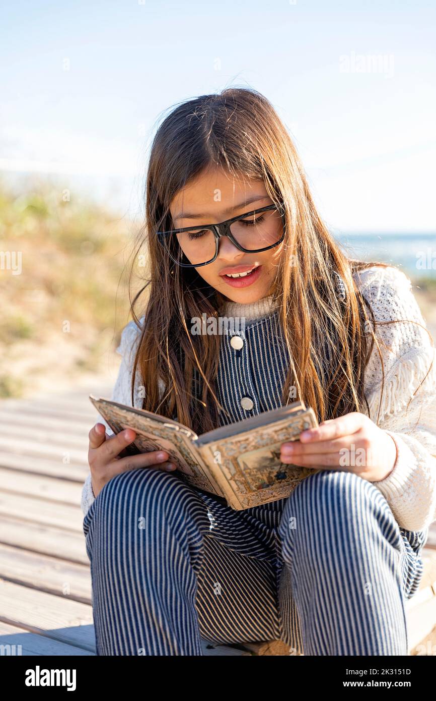 Reading eyeglasses hi-res stock photography and images - Alamy
