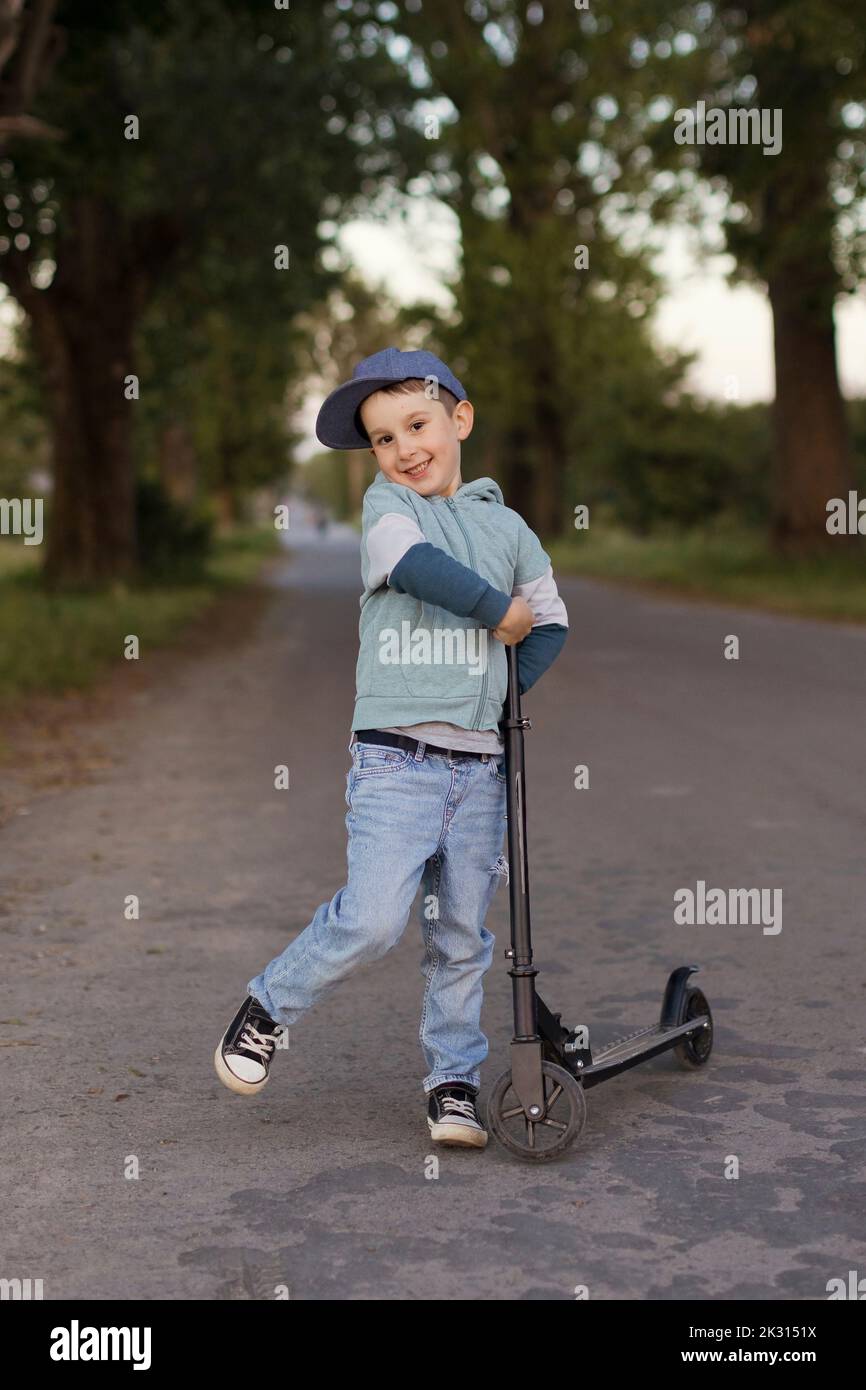 4 people on scooter hi-res stock photography and images - Alamy
