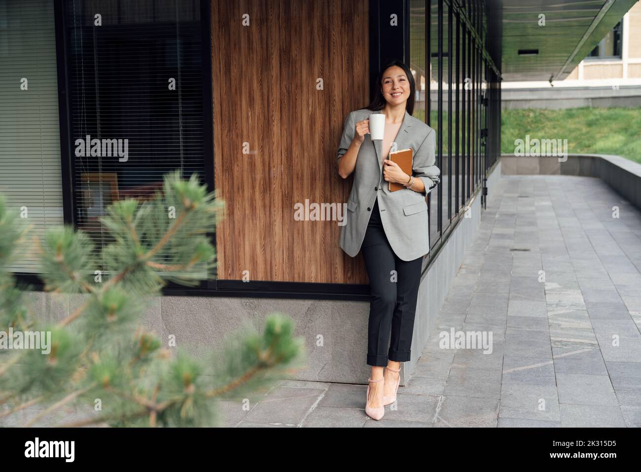 People standing outside a building hi-res stock photography and images ...