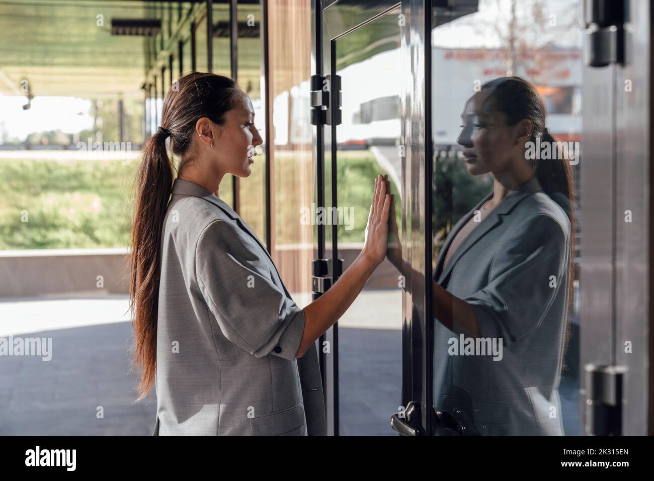 Reflection glass door hi-res stock photography and images - Alamy