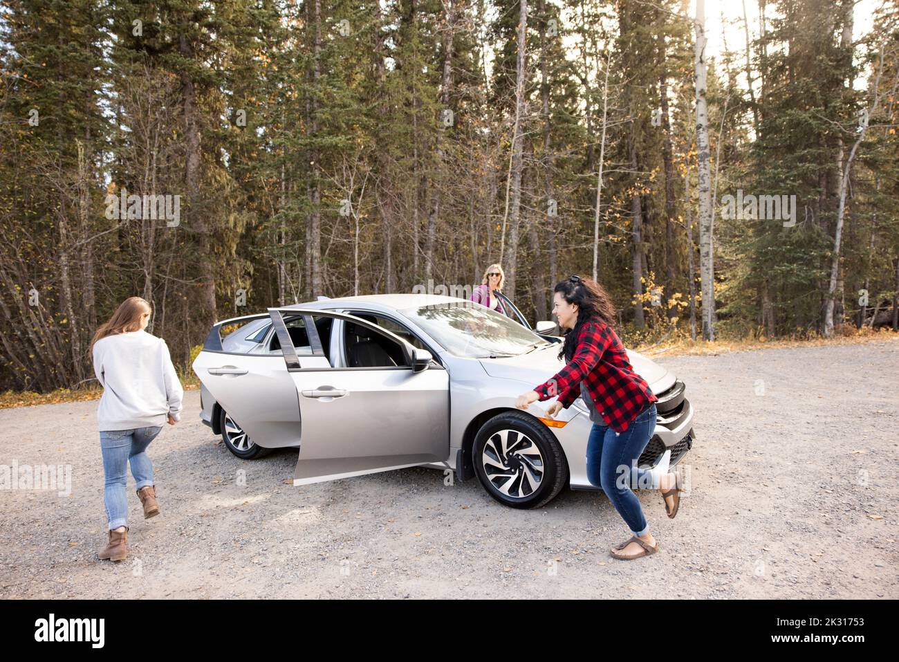 Women in car hi-res stock photography and images - Alamy