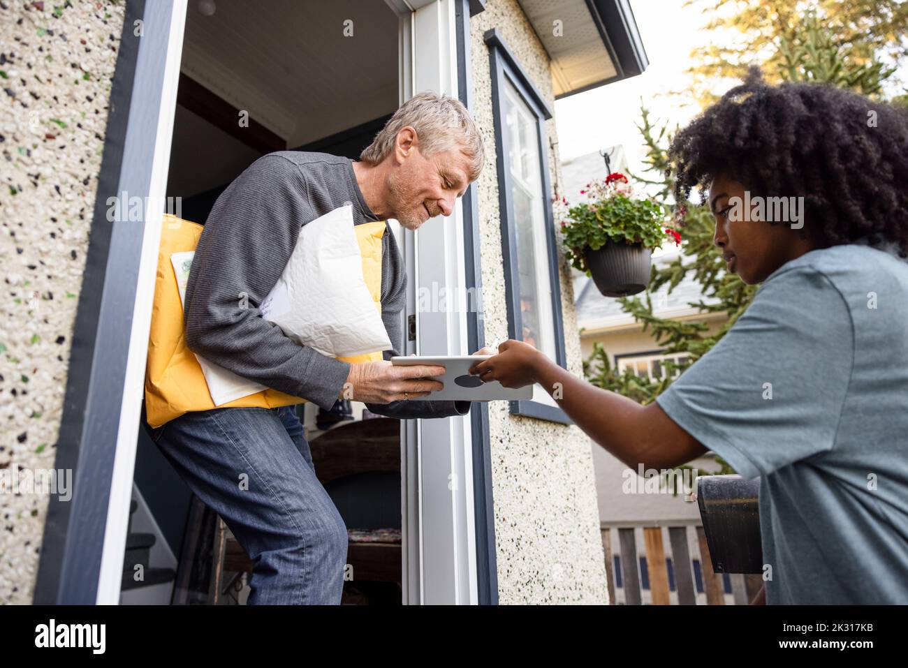 Signing receipt hi-res stock photography and images - Alamy