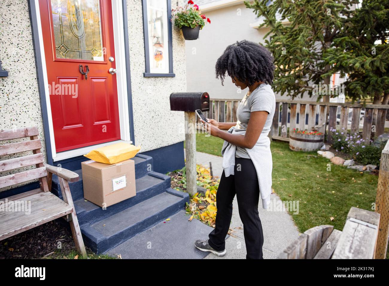 Woman front porch delivery hi-res stock photography and images - Alamy