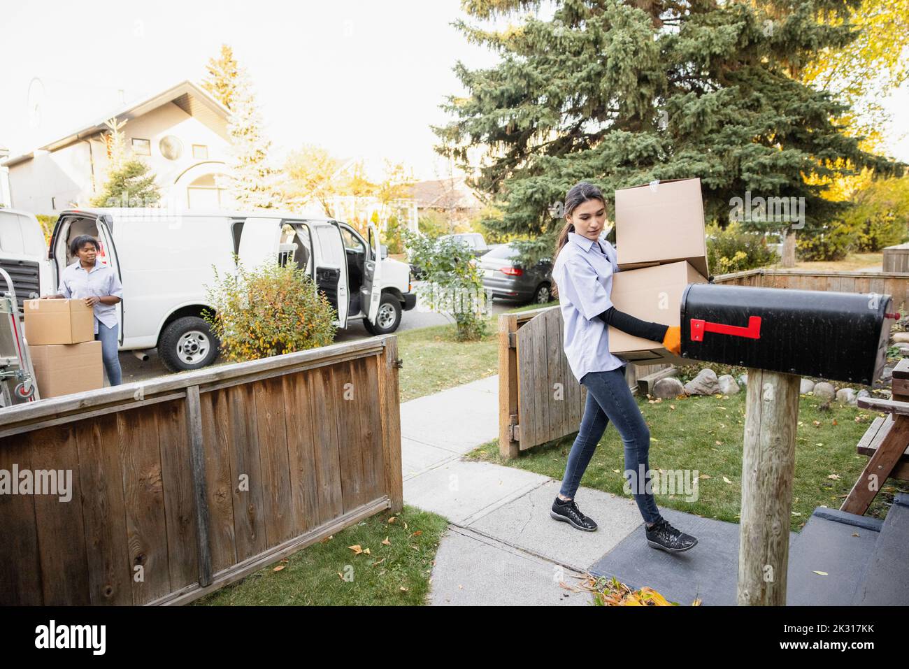 Woman front porch delivery hi-res stock photography and images - Alamy