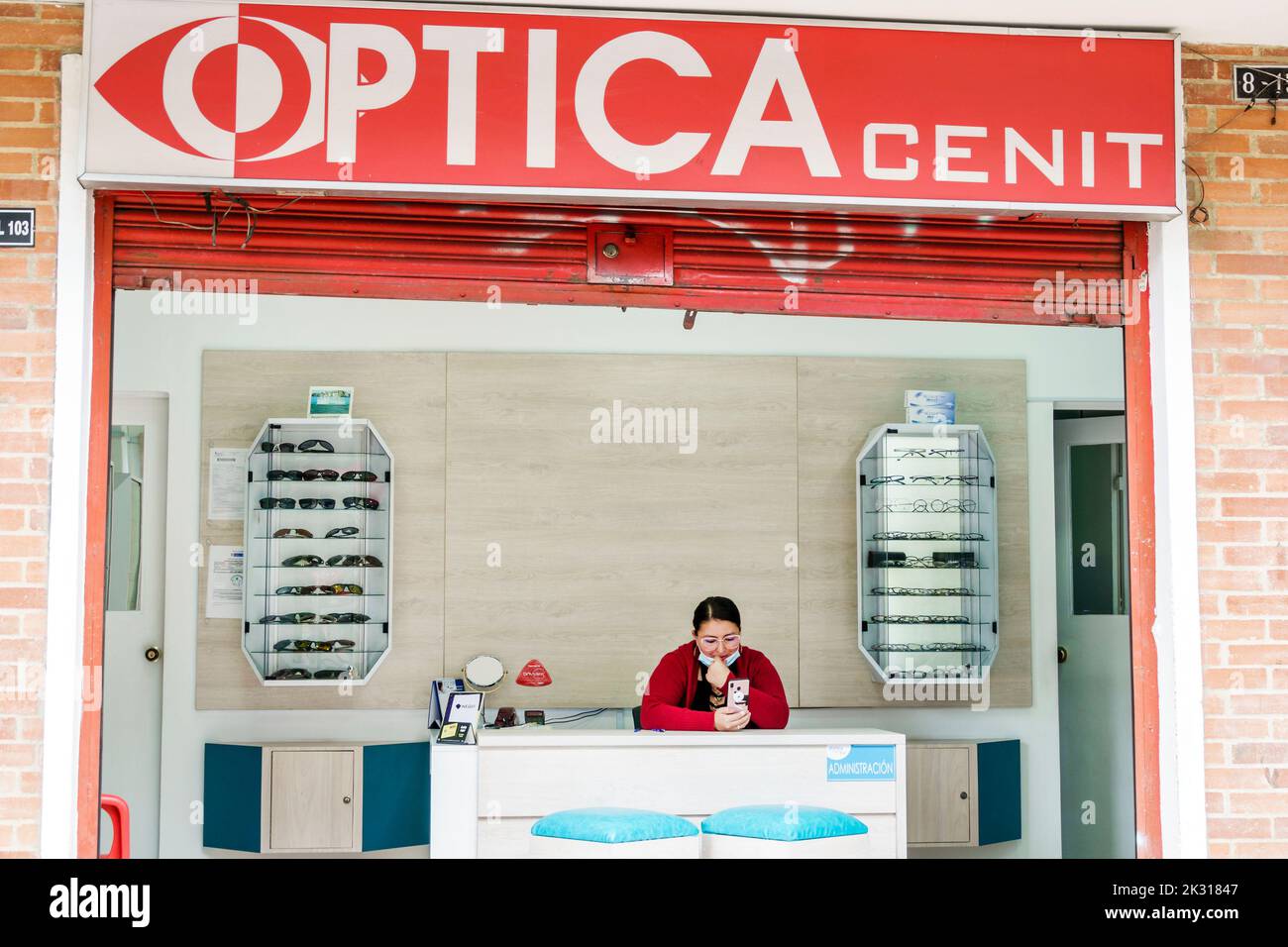 Optica cenit optical optician eyeglasses hi-res stock photography and images - Alamy