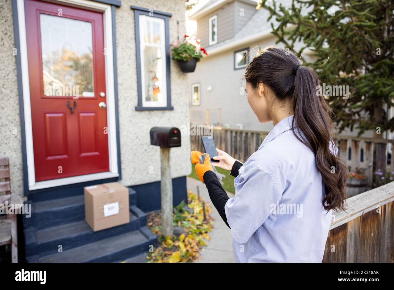 Woman front porch delivery hi-res stock photography and images - Alamy
