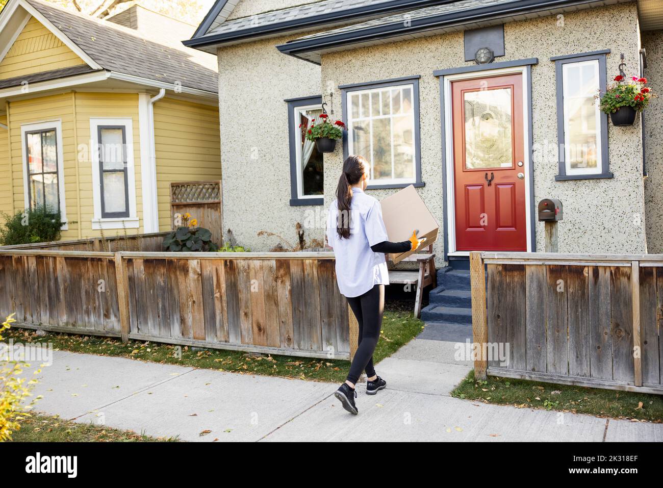 Woman front porch delivery hi-res stock photography and images - Alamy