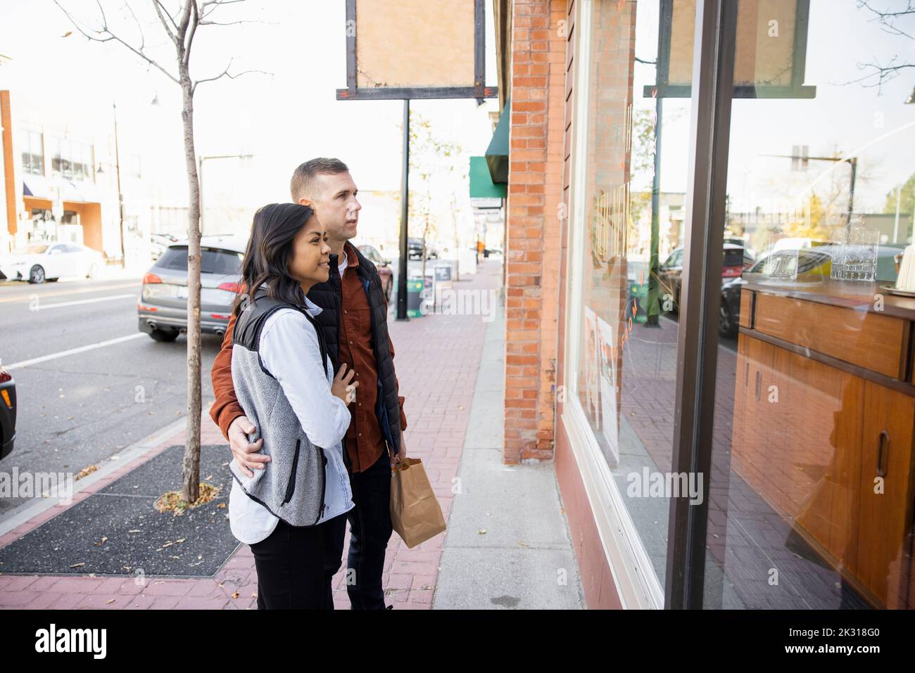 Window shopping couple hi-res stock photography and images - Alamy