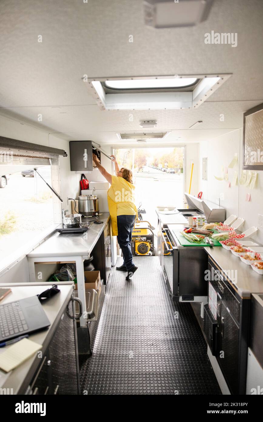 Kitchen hatch hi-res stock photography and images - Alamy