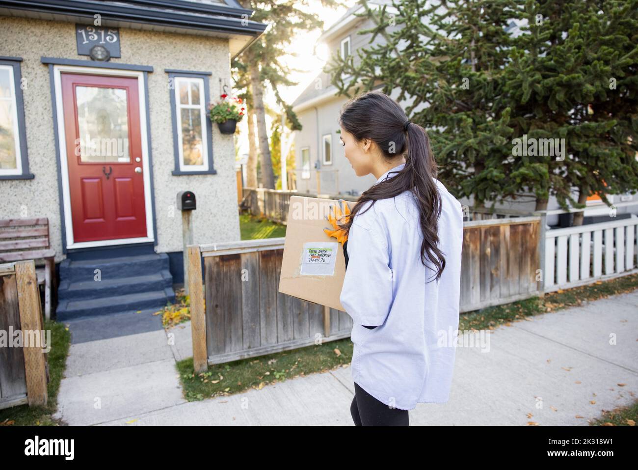 Woman front porch delivery hi-res stock photography and images - Alamy