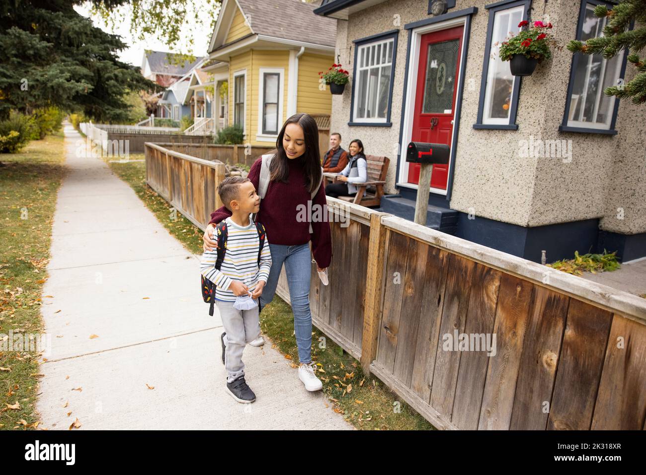 Talking while walking hi-res stock photography and images - Alamy
