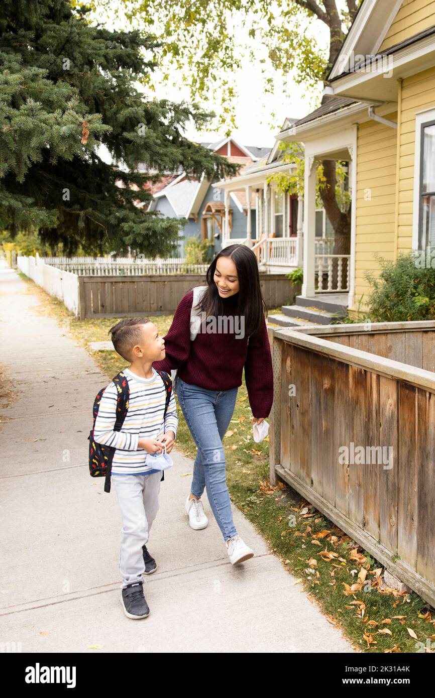 Talking while walking hi-res stock photography and images - Alamy
