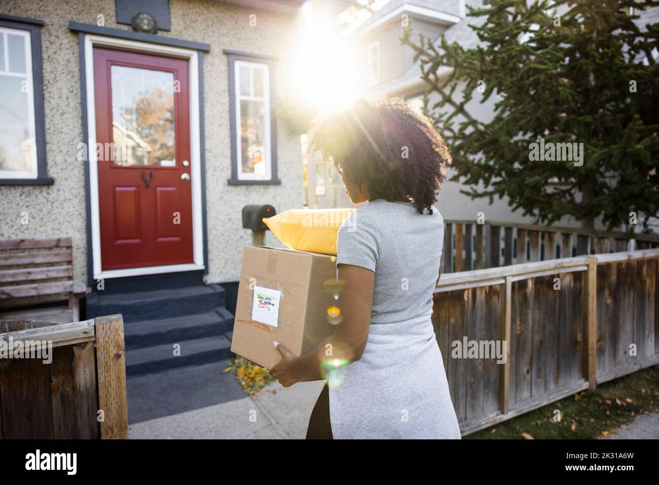 Woman front porch delivery hi-res stock photography and images - Alamy