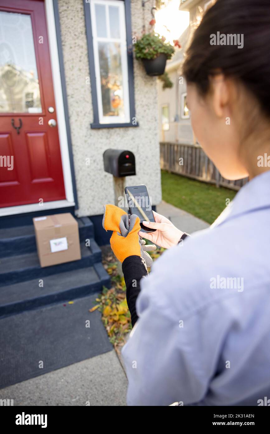Woman front porch delivery hi-res stock photography and images - Alamy