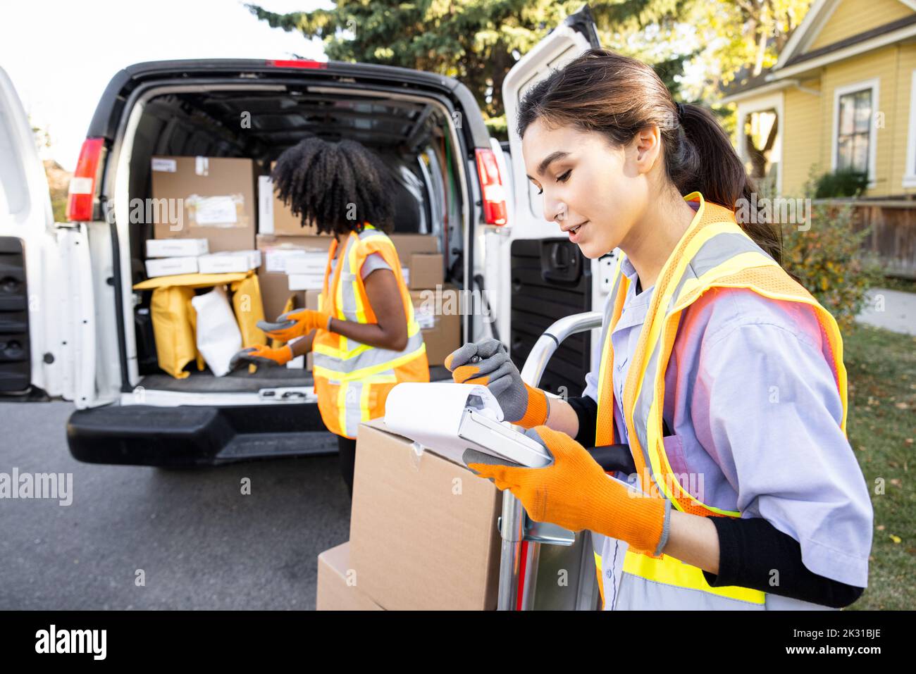Colleague clipboard hi-res stock photography and images - Alamy