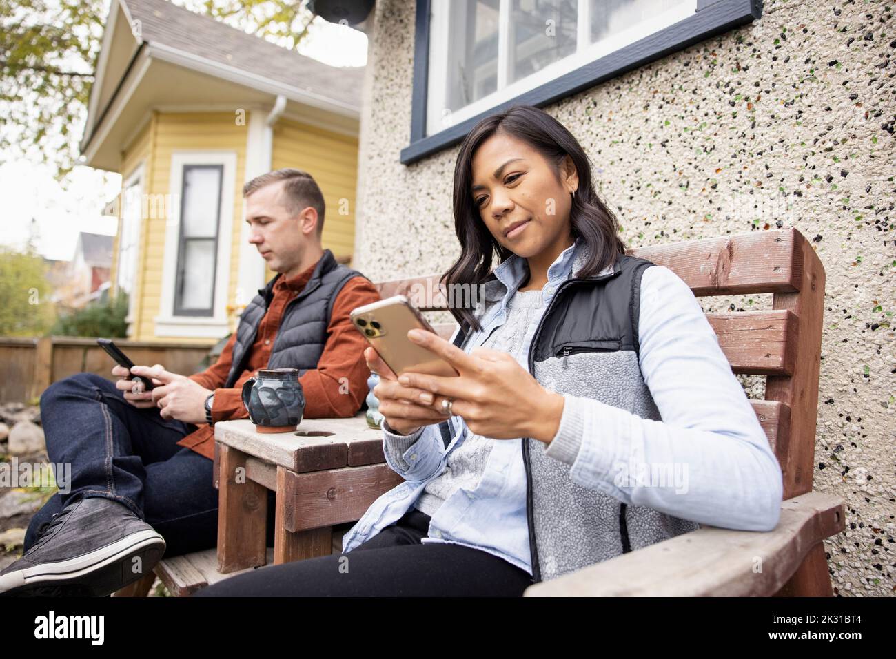 Family on front porch candid hi-res stock photography and images - Alamy