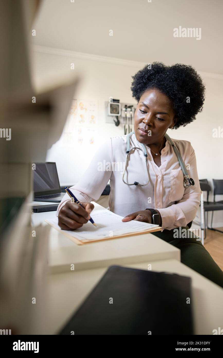 Doctor chart writing hi-res stock photography and images - Alamy