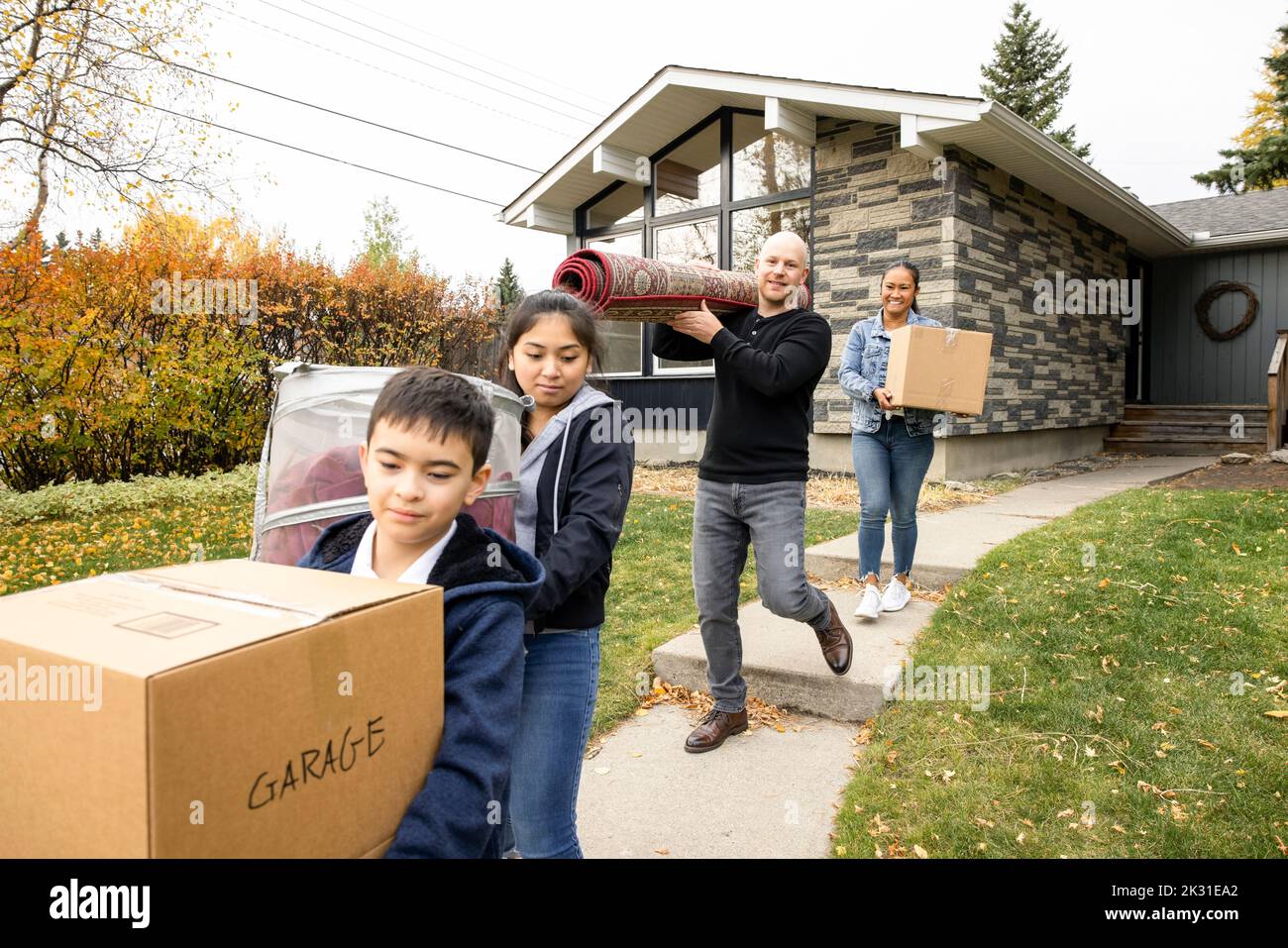 House moving family hi-res stock photography and images - Alamy