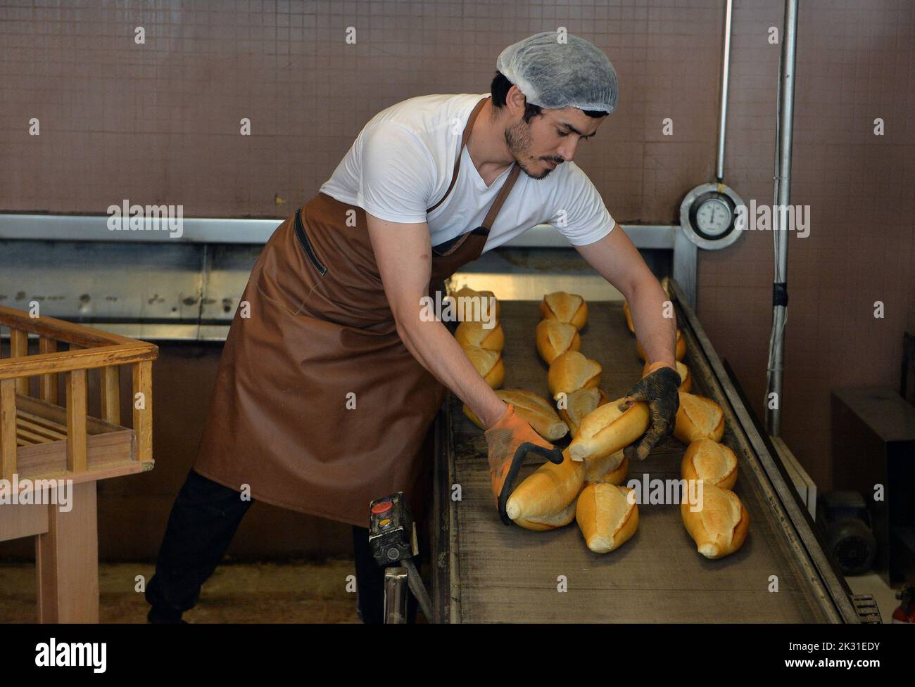Ankara, T¨¹rkiye. 20th Sep, 2022. A baker works at a bakery in Ankara ...