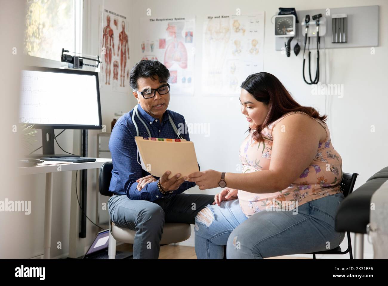 Doctor talk overweight hi-res stock photography and images - Alamy