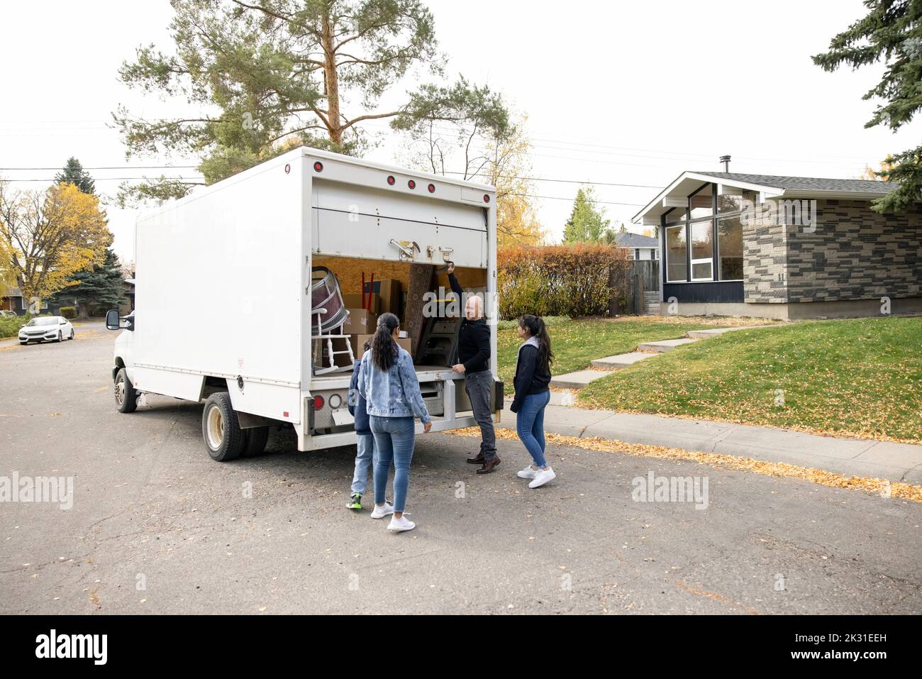Moving home van hi-res stock photography and images - Alamy