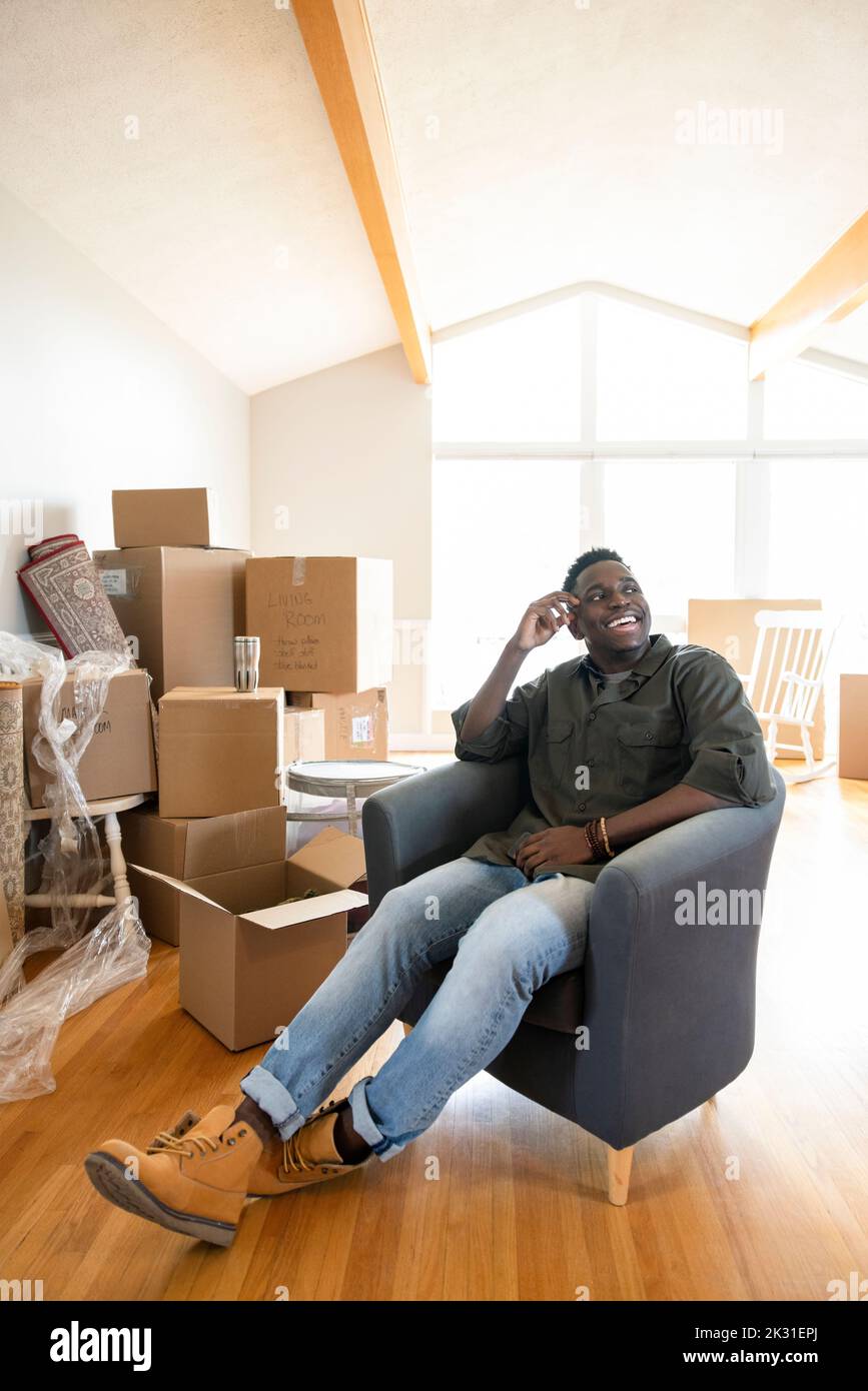 Man moving house hi-res stock photography and images - Alamy