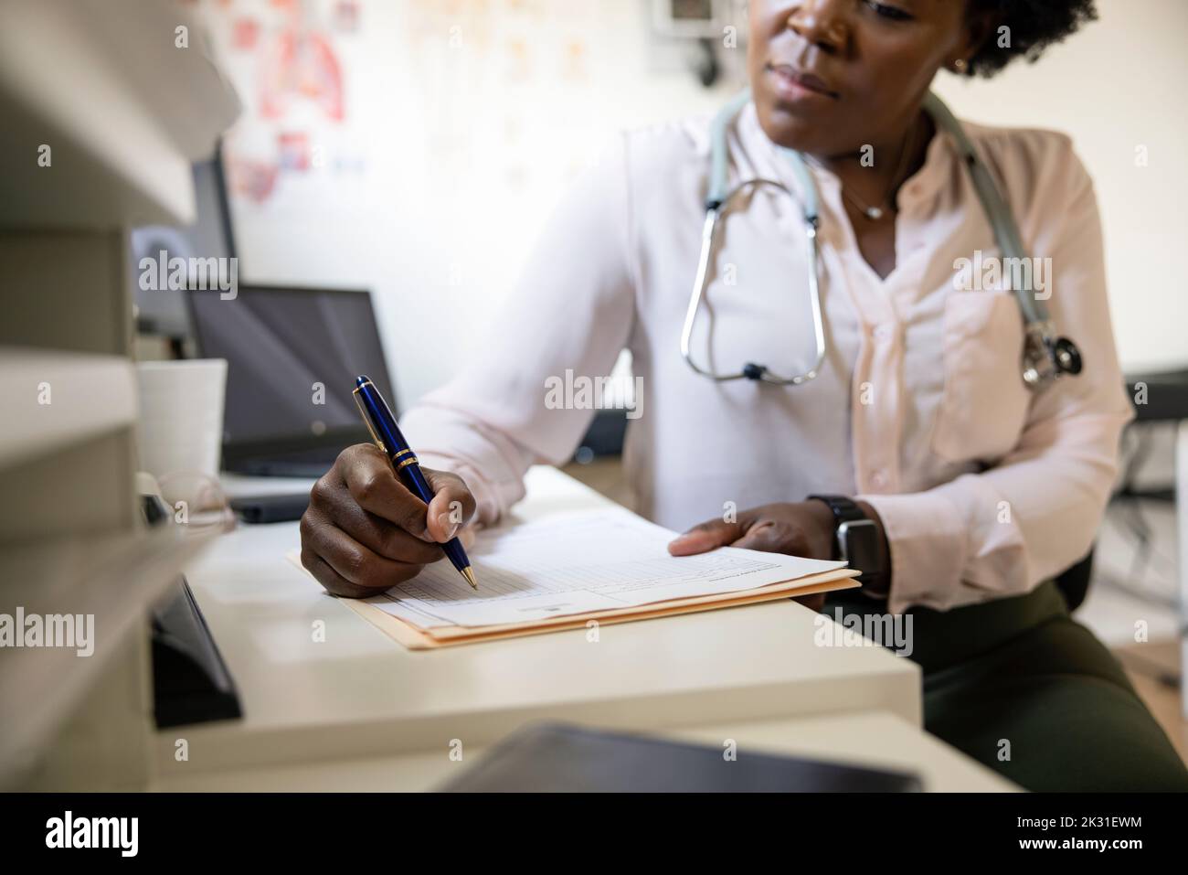Doctor chart writing hi-res stock photography and images - Alamy