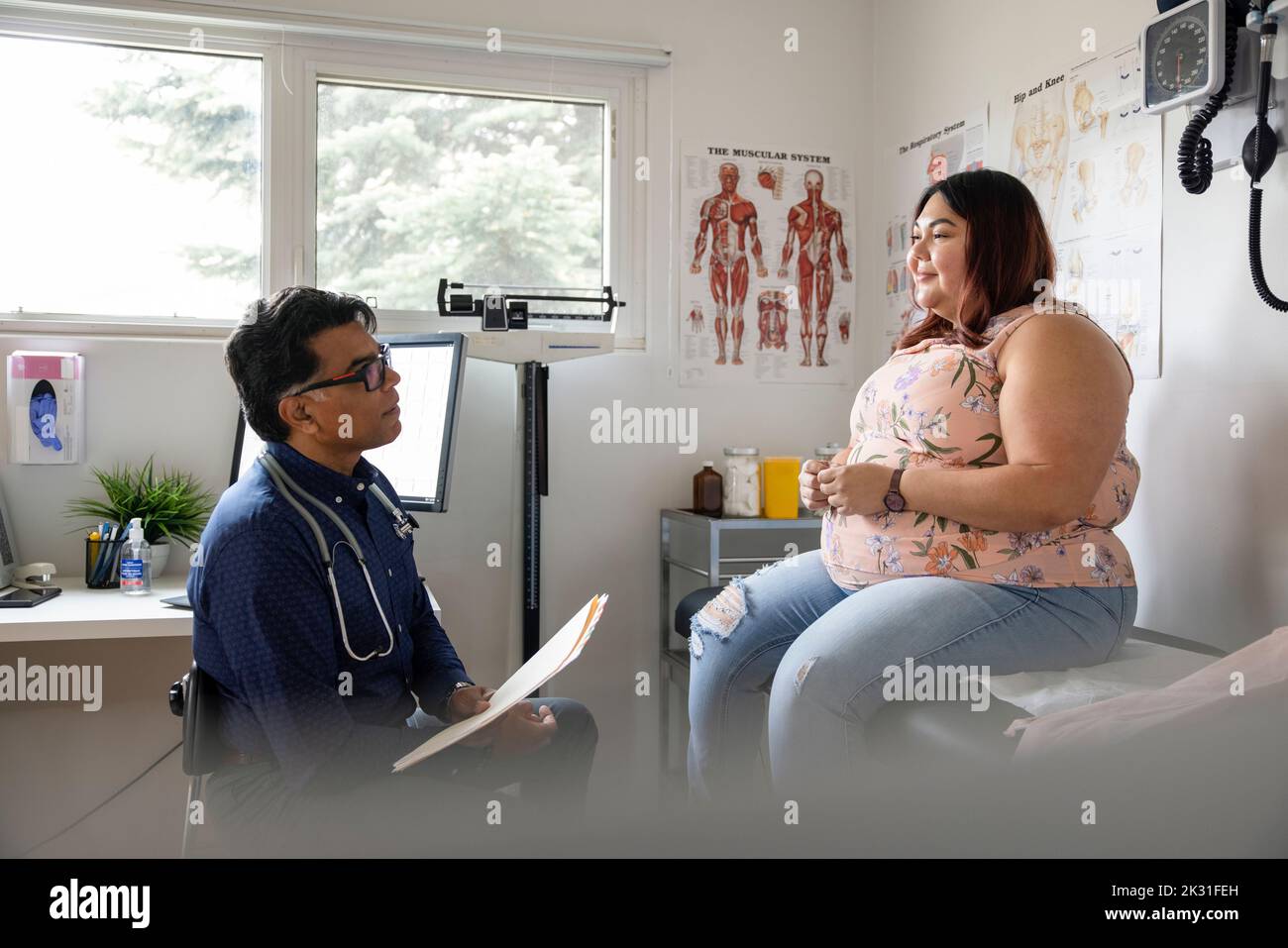 Doctor talk overweight hi-res stock photography and images - Alamy