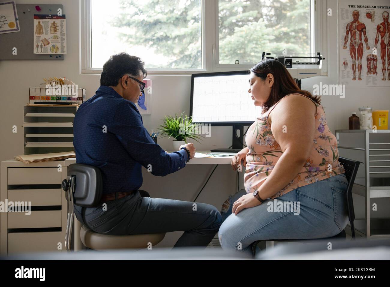 Doctor talk overweight hi-res stock photography and images - Alamy