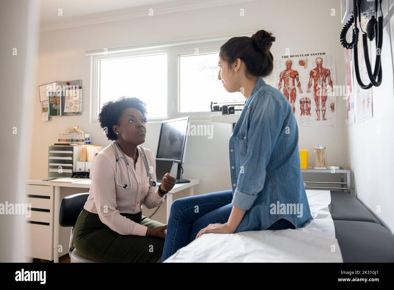 Doctor talking with teen patient hi-res stock photography and images ...
