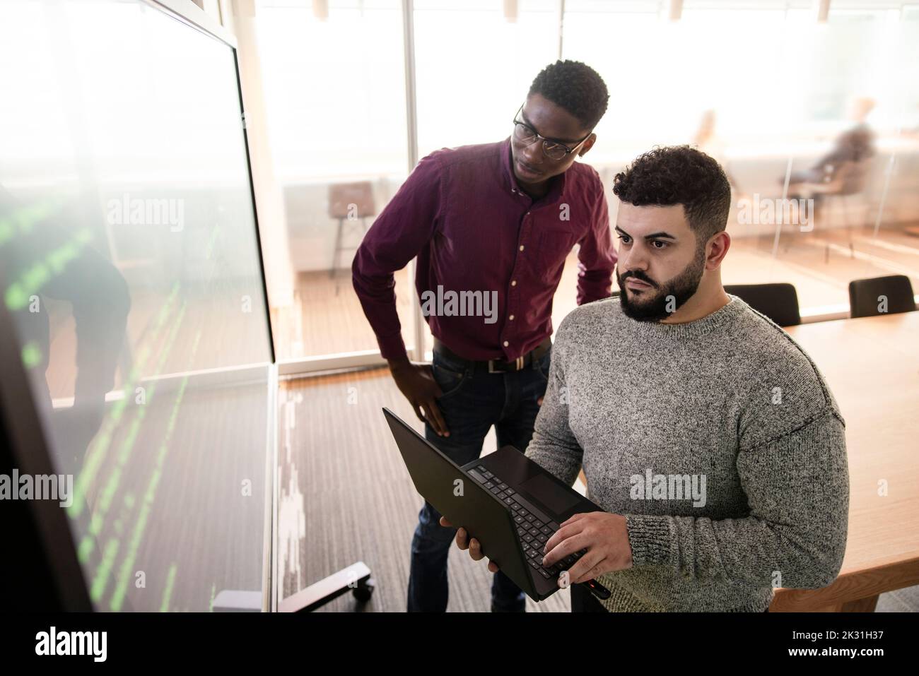 Working at computer screen hi-res stock photography and images - Alamy