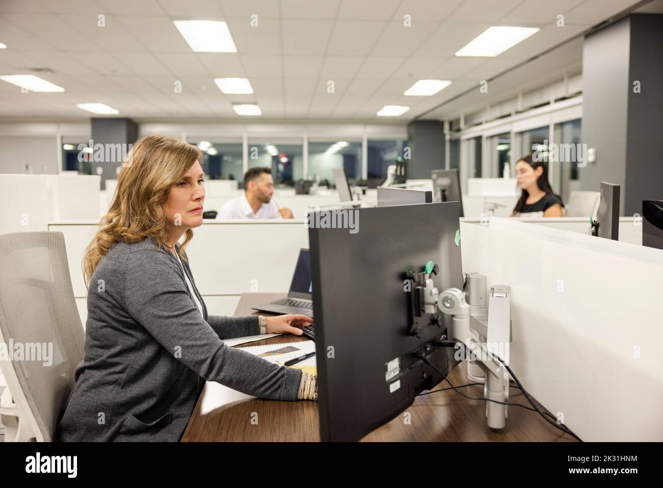 Office cubicle night hi-res stock photography and images - Alamy