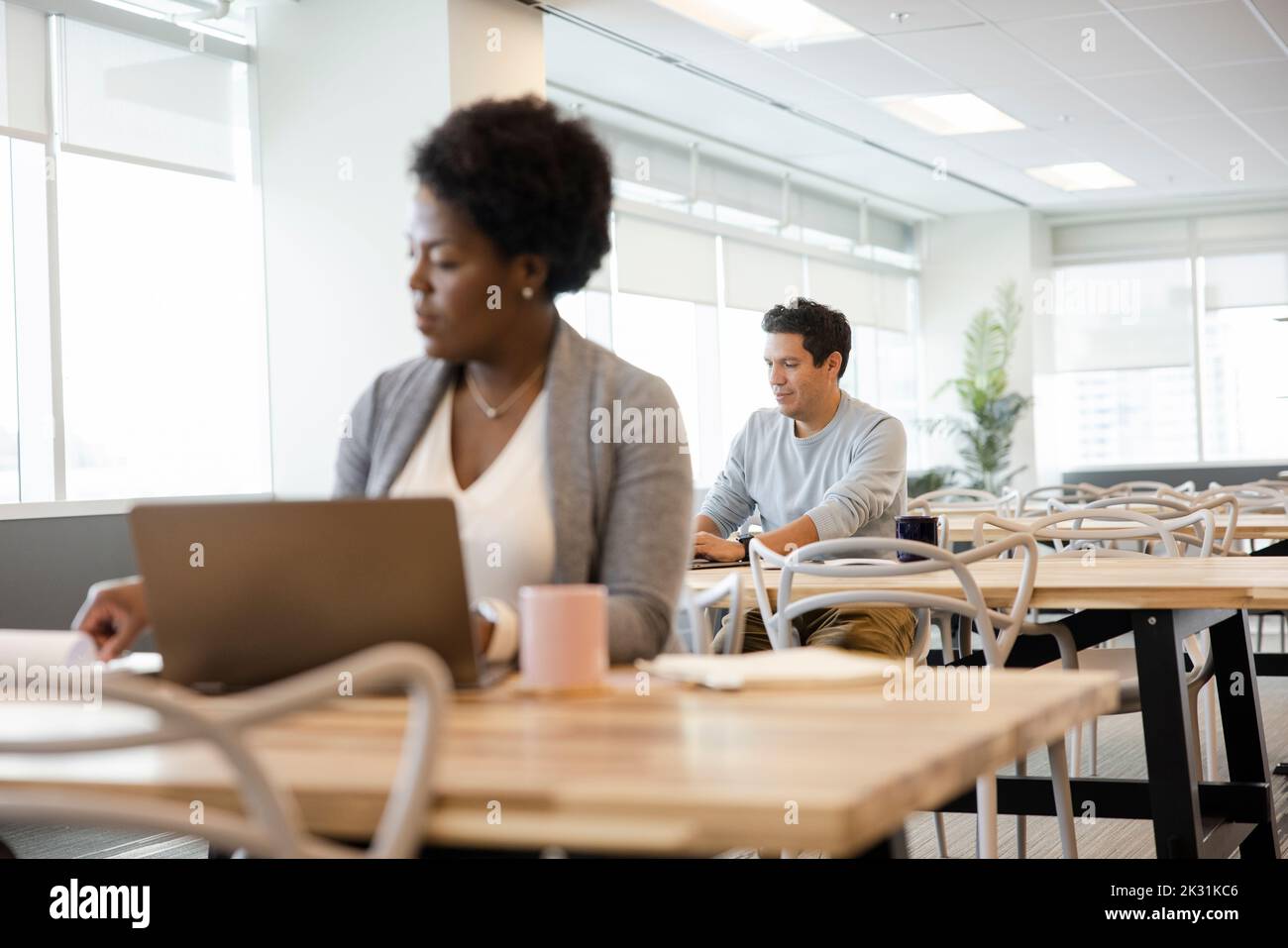 Office tables hi-res stock photography and images - Alamy