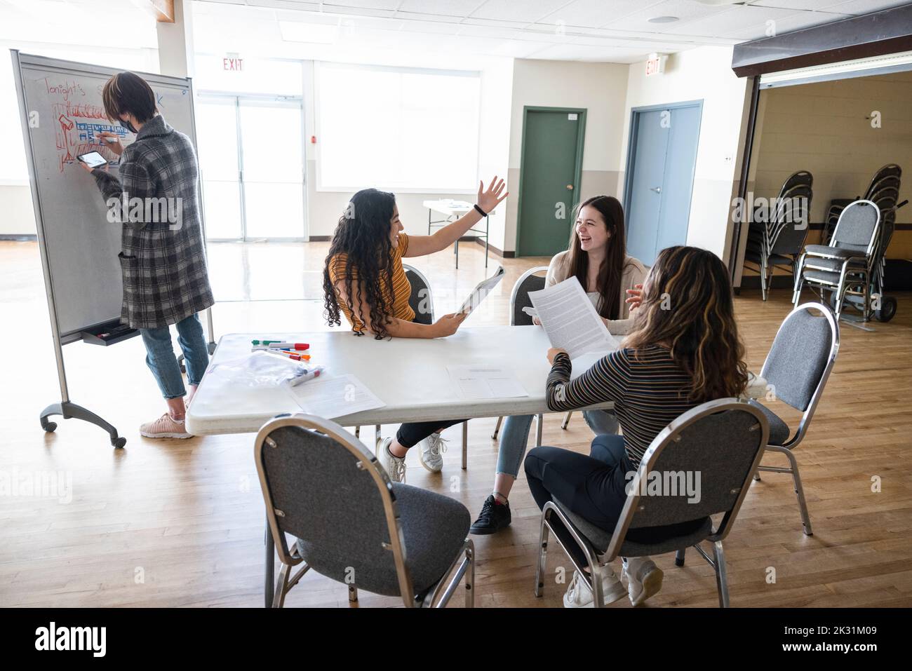 Drama students talking hi-res stock photography and images - Alamy