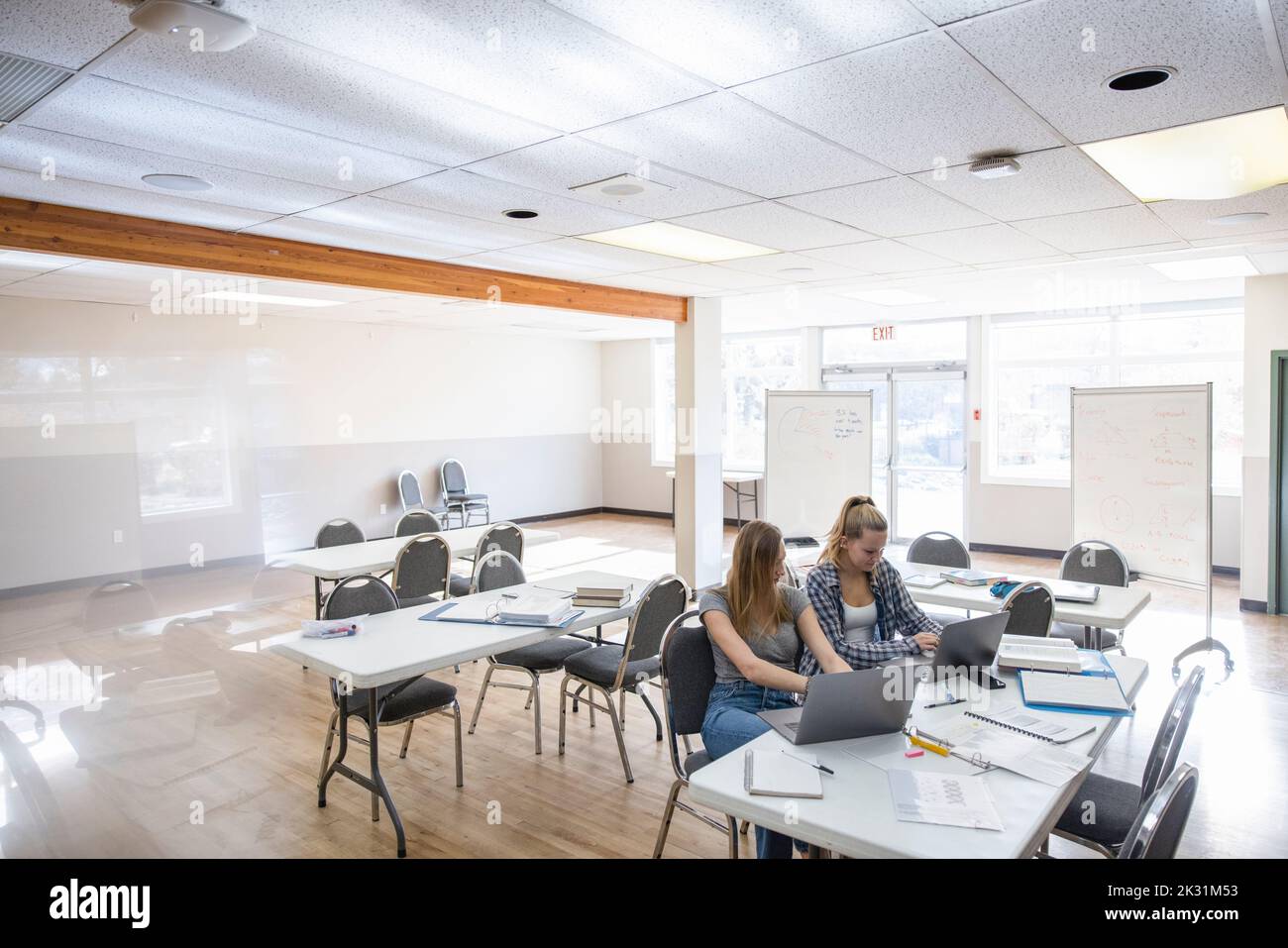 Girls using laptops hi-res stock photography and images - Alamy