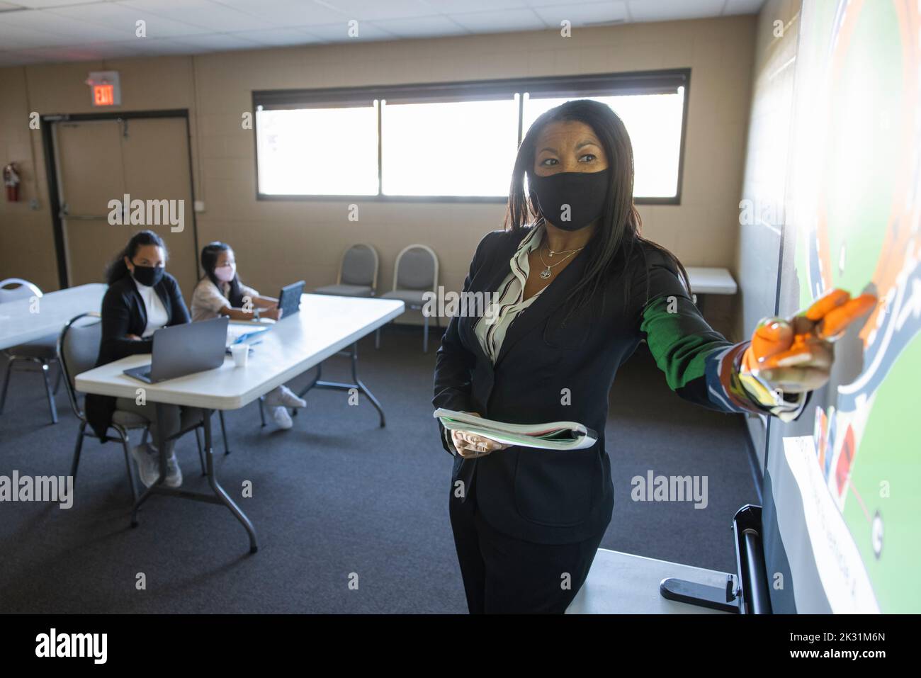 African teacher in classroom hi-res stock photography and images - Alamy