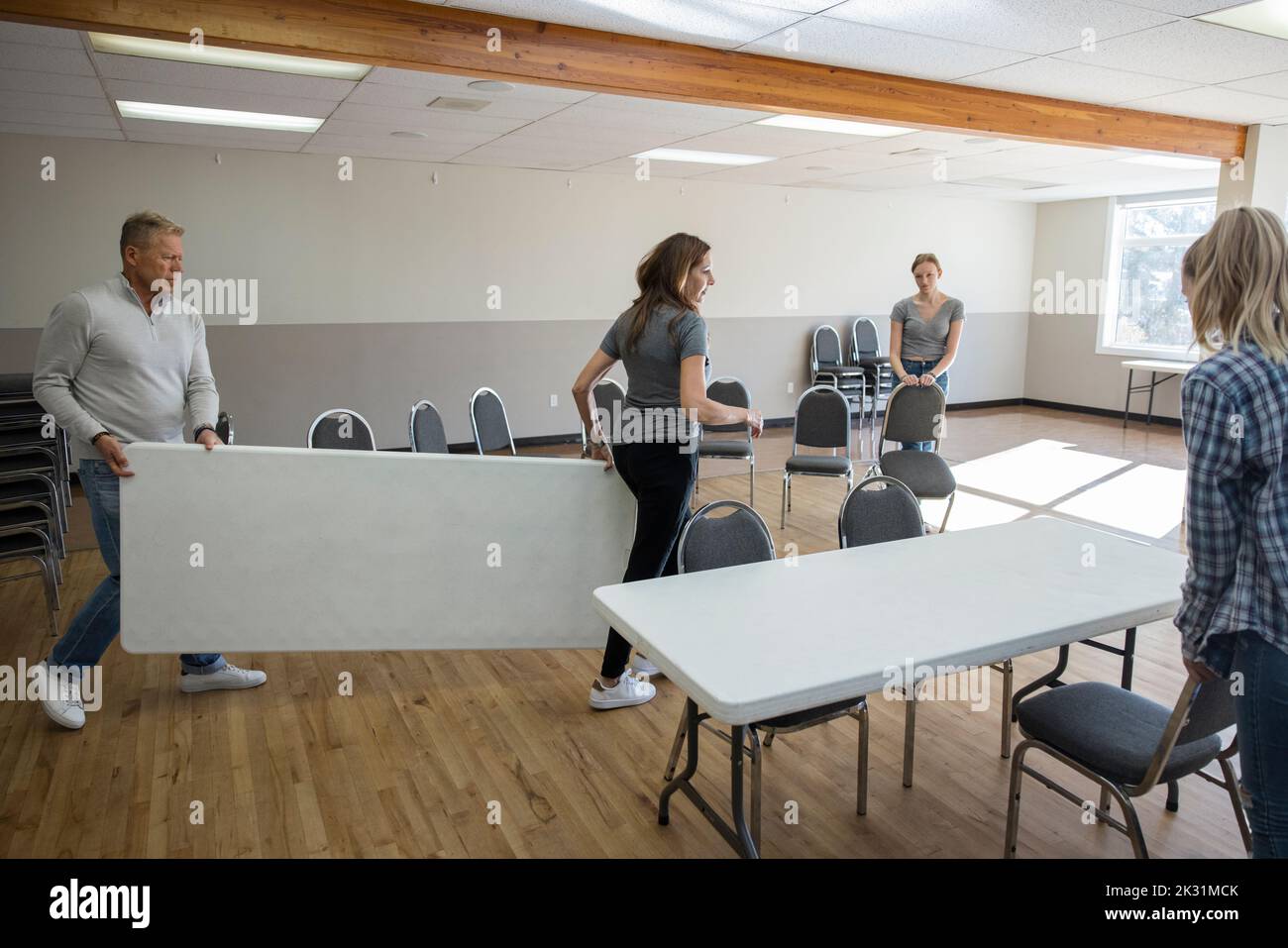Community tables hi-res stock photography and images - Alamy