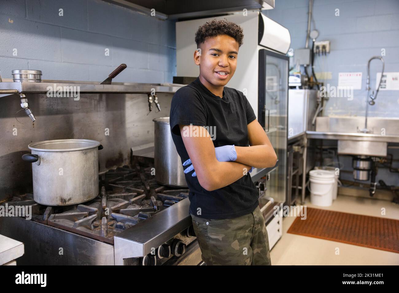 Teen community kitchen hi-res stock photography and images - Alamy